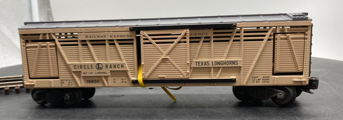 Lionel 6-19800 operating cattle car and stockyard O SCALE Like New Dam