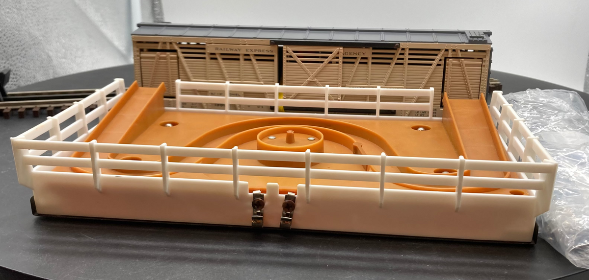 Lionel 6-19800 operating cattle car and stockyard O SCALE Like New Dam