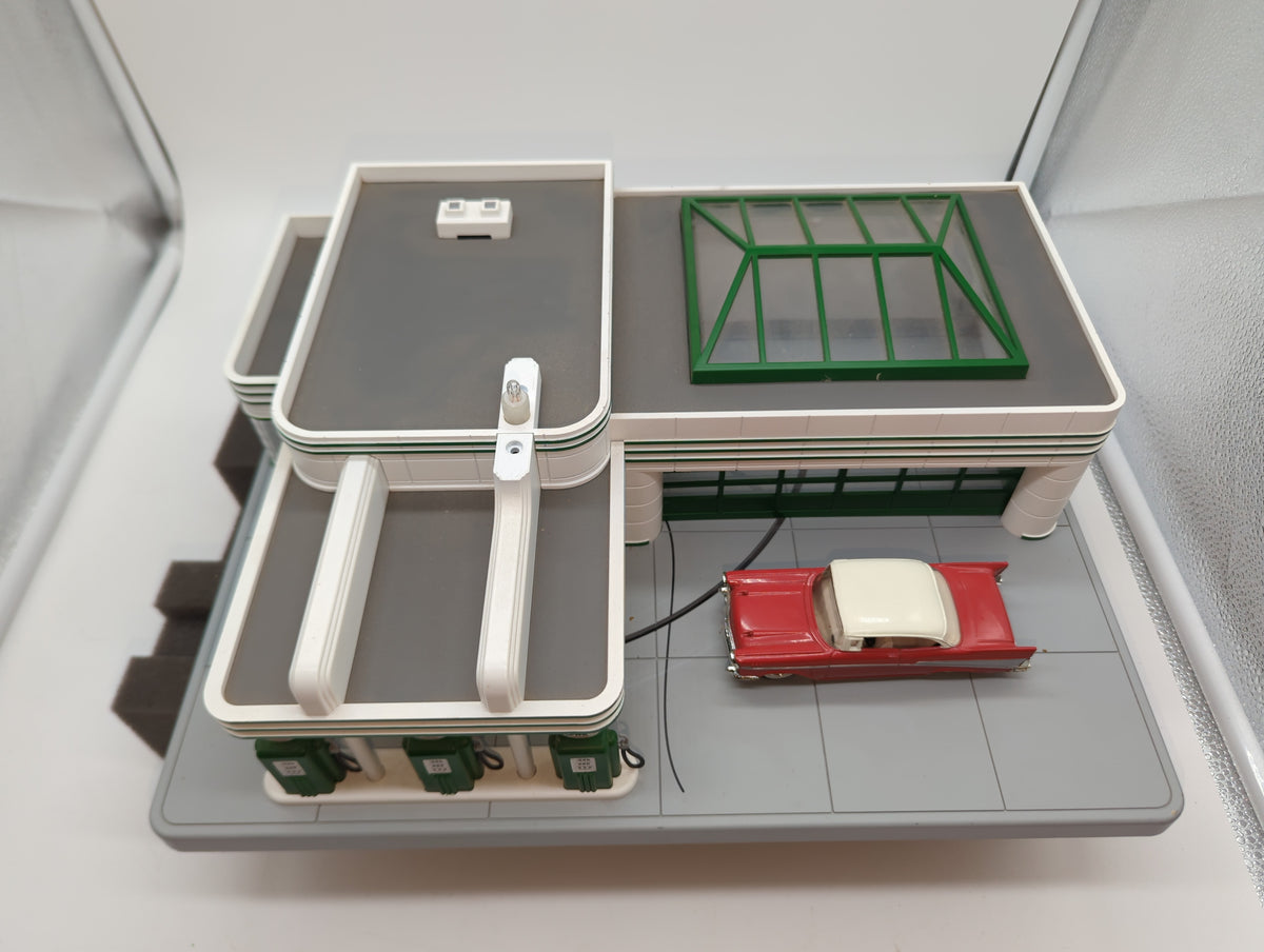 MTH Railking 30-9101 Sinclair Garage Door Opens and Car Moves to Pump